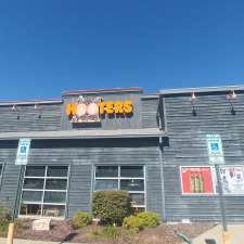 Hooters | 6100 SW 10th Ave, Topeka, KS 66615, USA